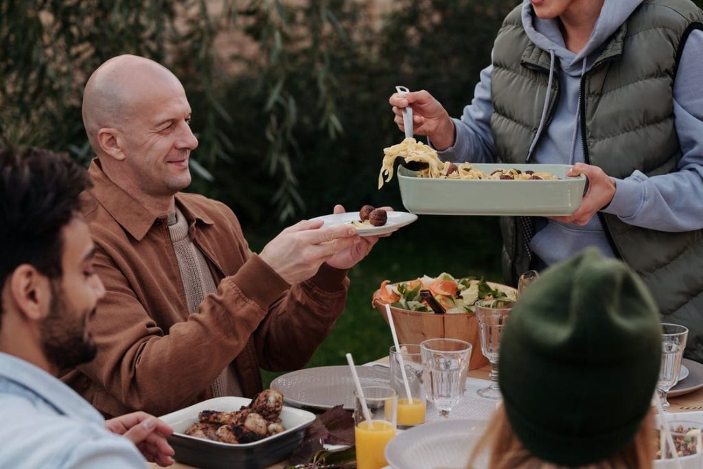 4 Reasons Why All Cooking Enthusiasts Need to Build Outdoor Kitchens